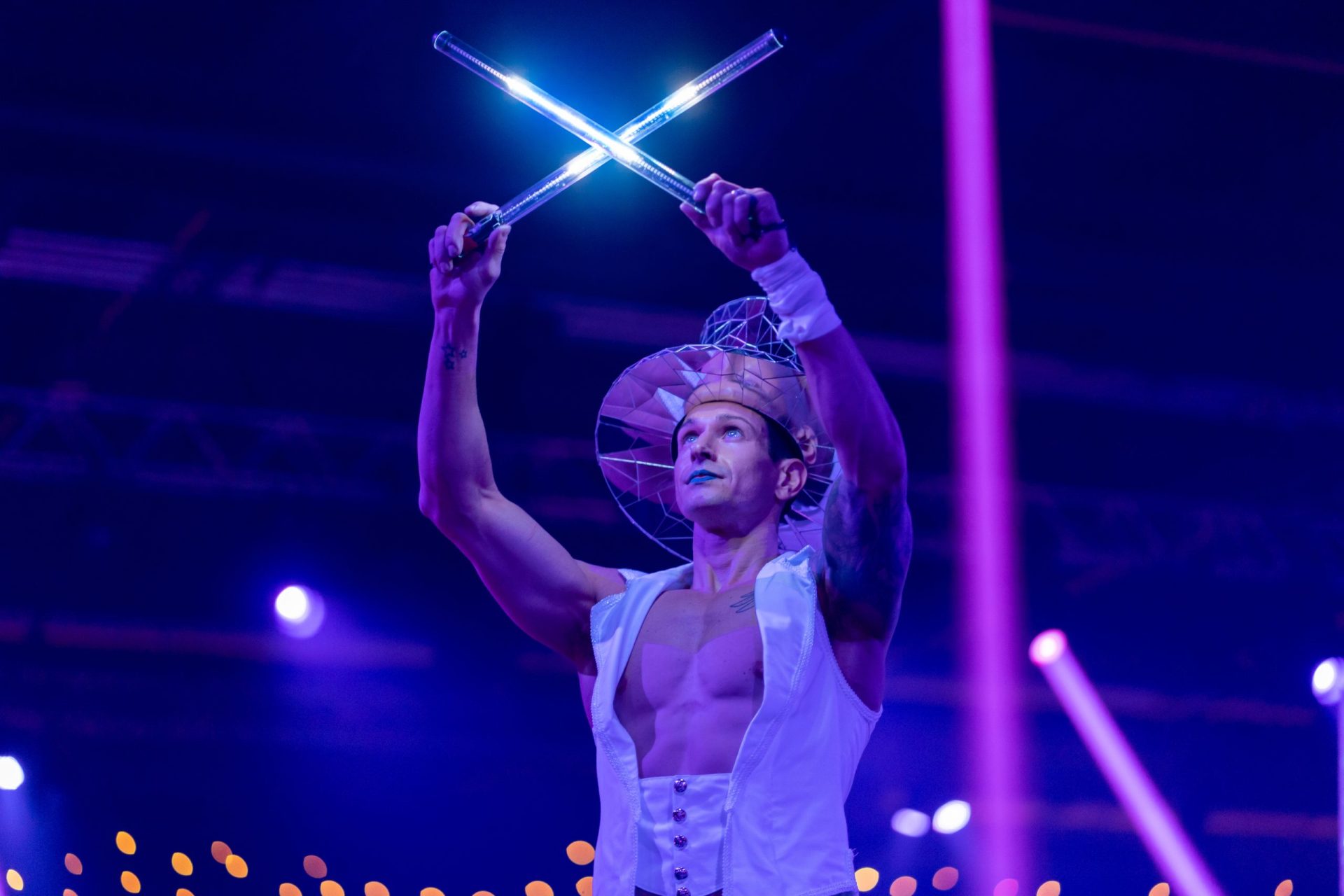 LED Spinning Cube Act | Gravity Live