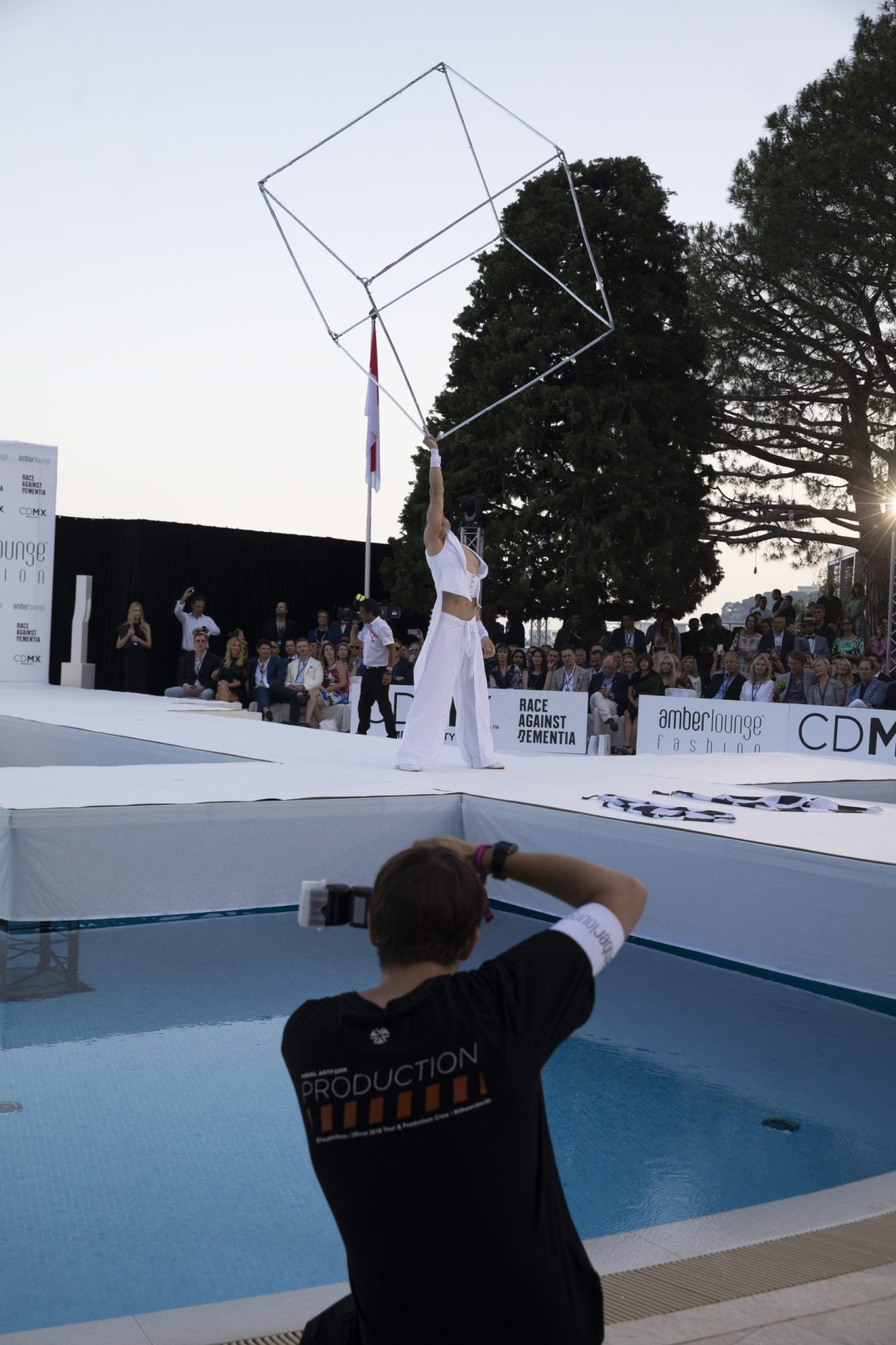 F1 Spinning Cube Act | Gravity Live